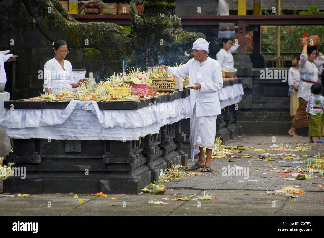 Hindu worshipers come to pray at the most important temple in Bali ...