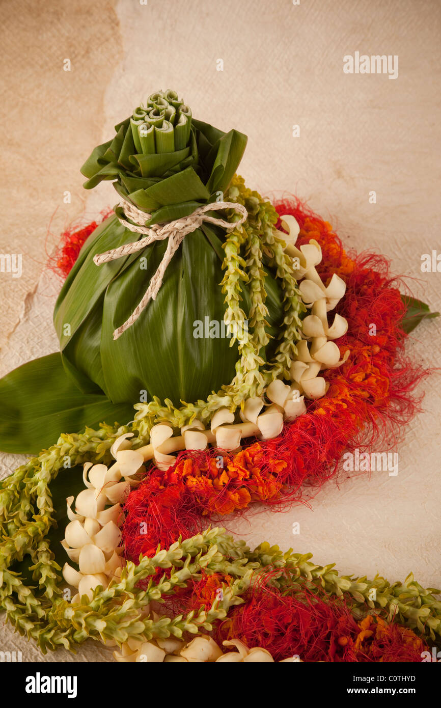 Hawaii flower lei strand Stock Photo - Alamy