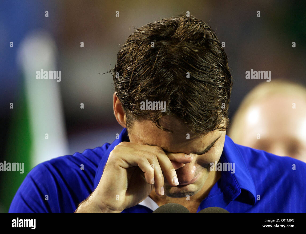 Roger Federer breaks down crying during the trophy presentation after ...