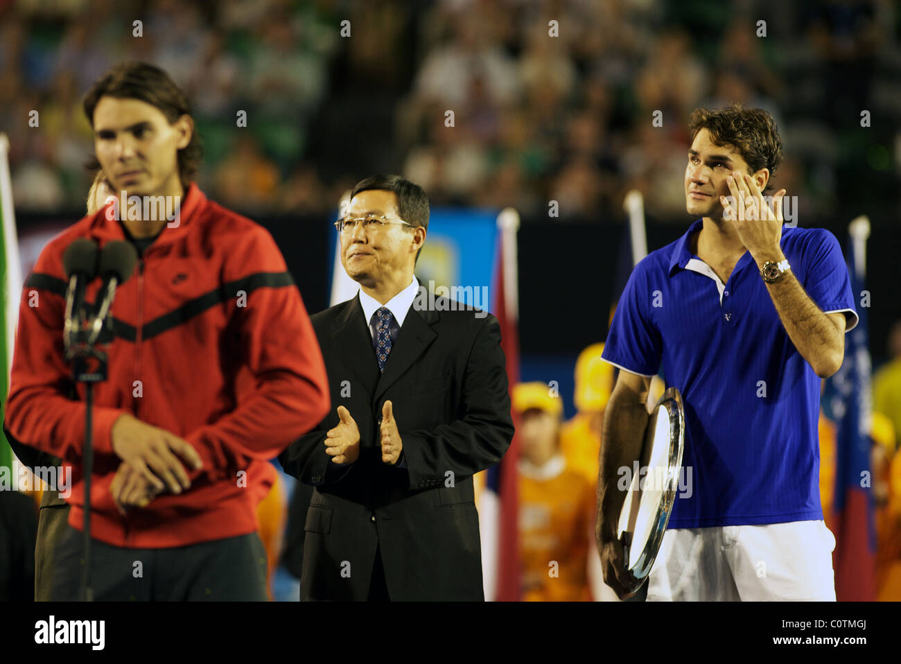 Roger Federer breaks down crying during the trophy presentation after ...