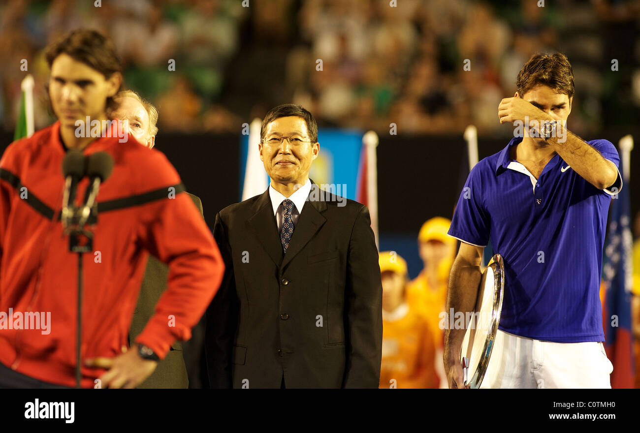 Roger Federer breaks down crying during the trophy presentation after ...