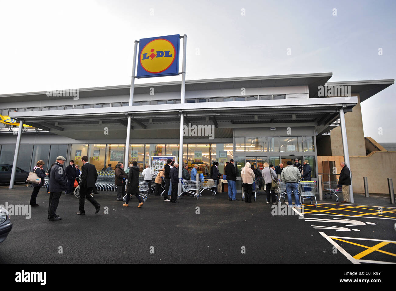 Lidl supermarket entrance hi-res stock photography and images - Alamy