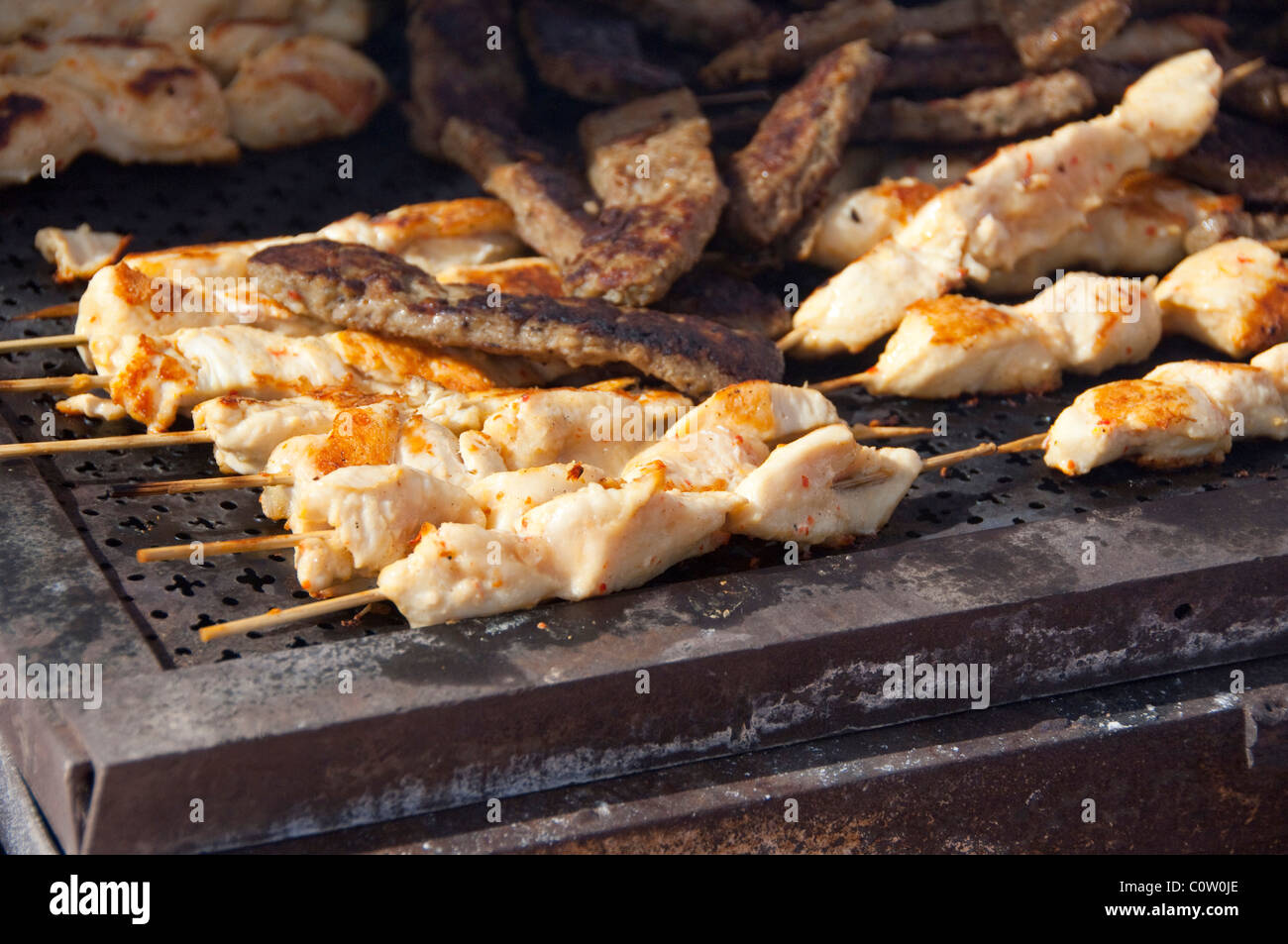 Jordan, Wadi Rum. Typical Bedouin BBQ of chicken & lamb Stock Photo - Alamy