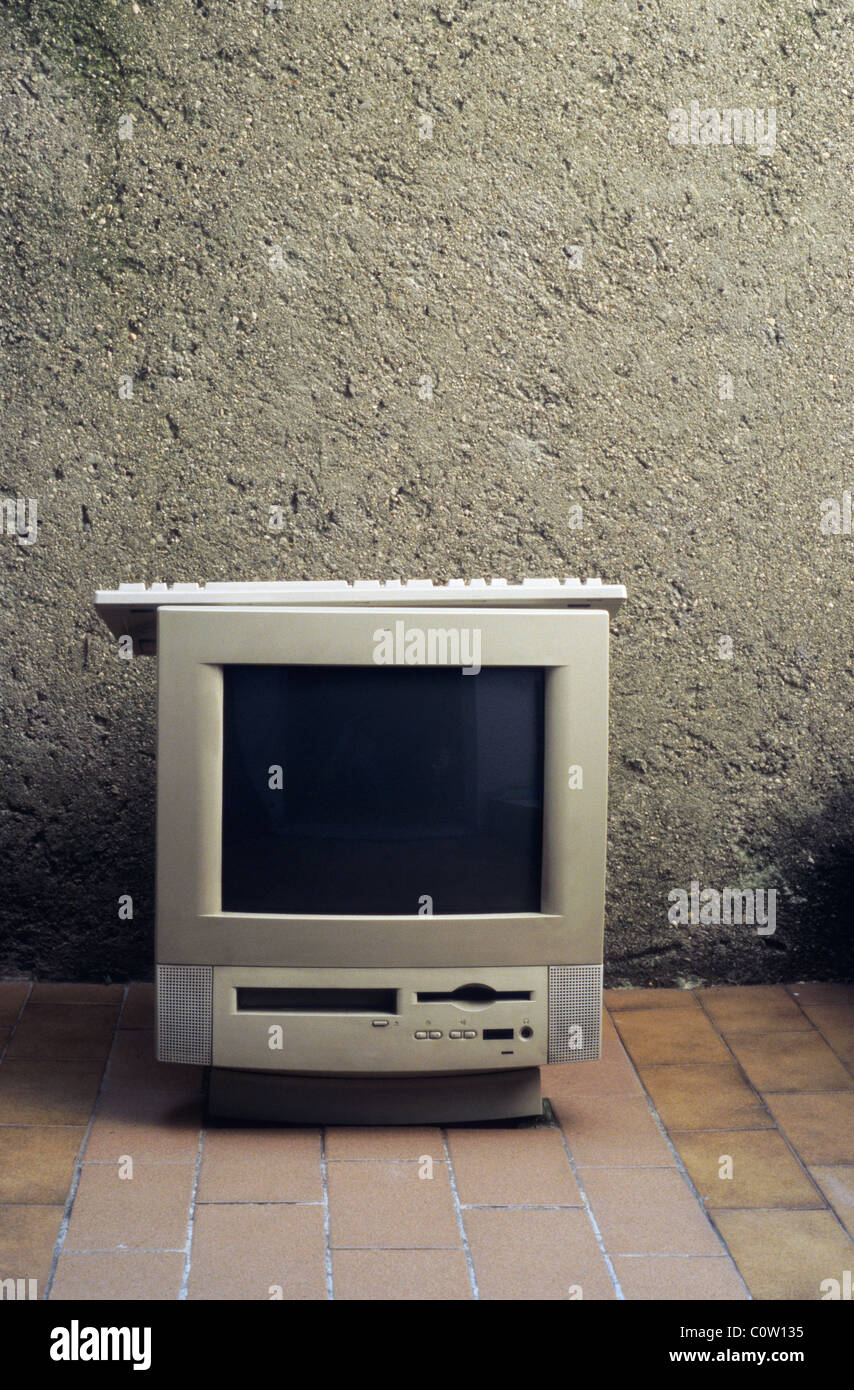 old computer and keyboard on the floor Stock Photo - Alamy
