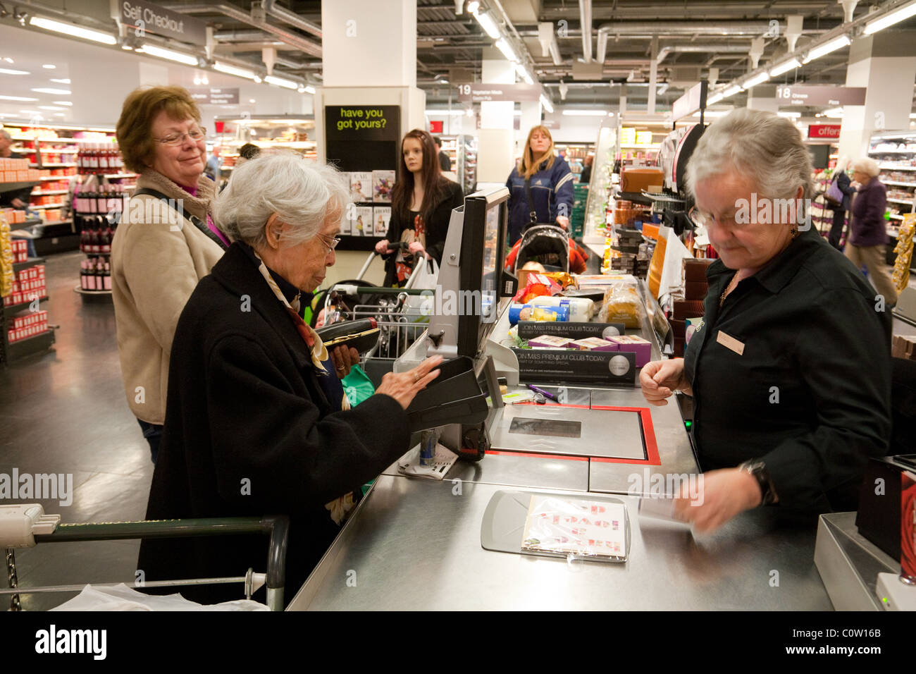 Queue supermarket checkout hi-res stock photography and images - Alamy