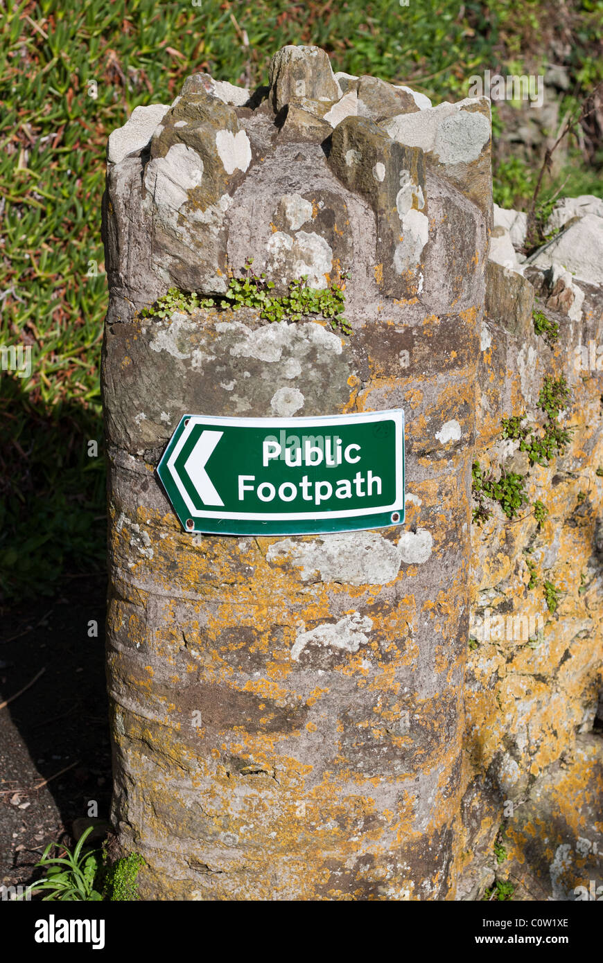 Wall-mounted sign depicting public footpath Stock Photo - Alamy