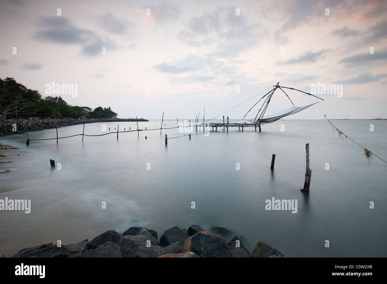 Traditional cantilevered Chinese fishing net, Fort Cochin, Kerala ...