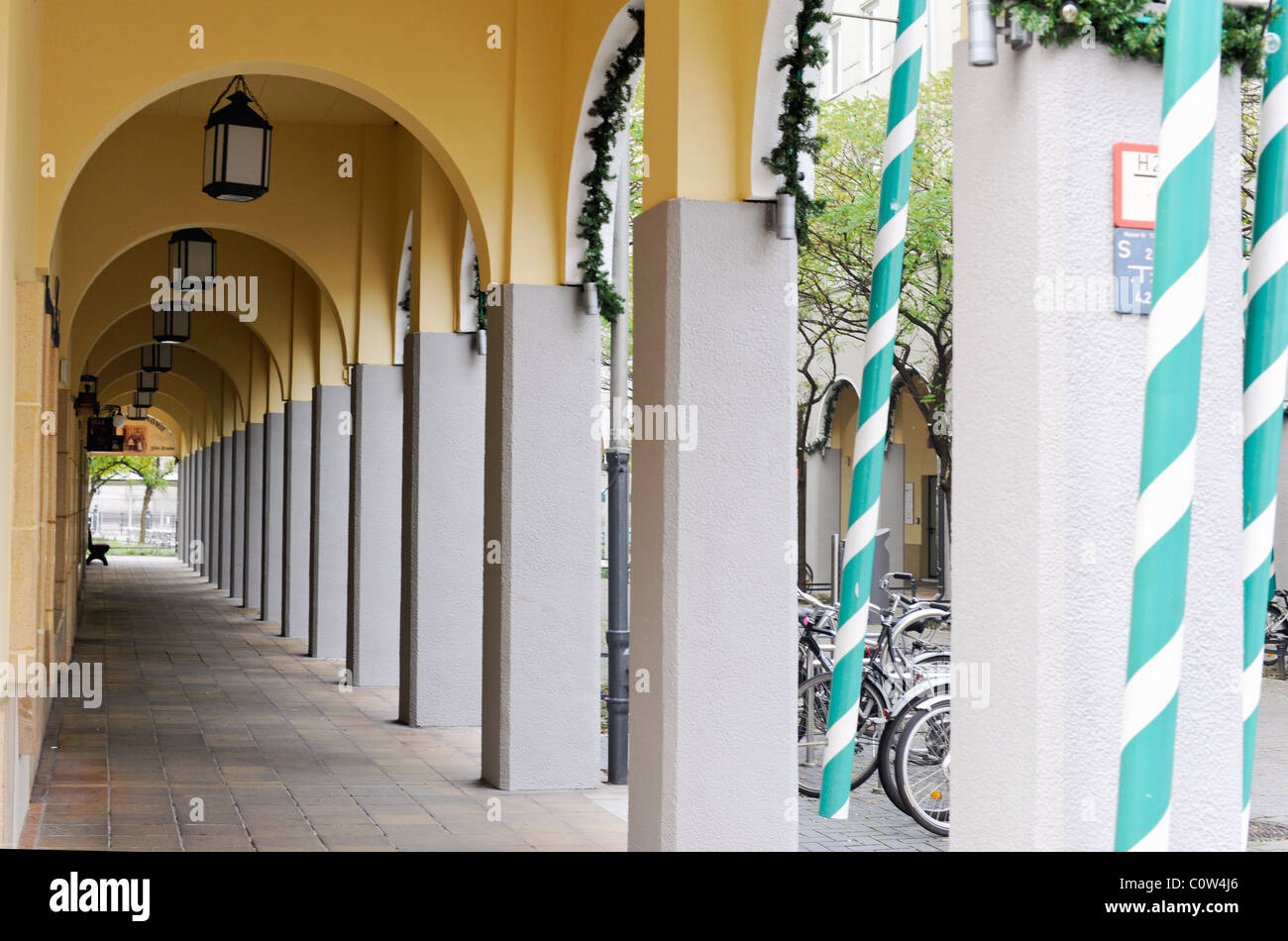 Yellow arcade hi-res stock photography and images - Alamy
