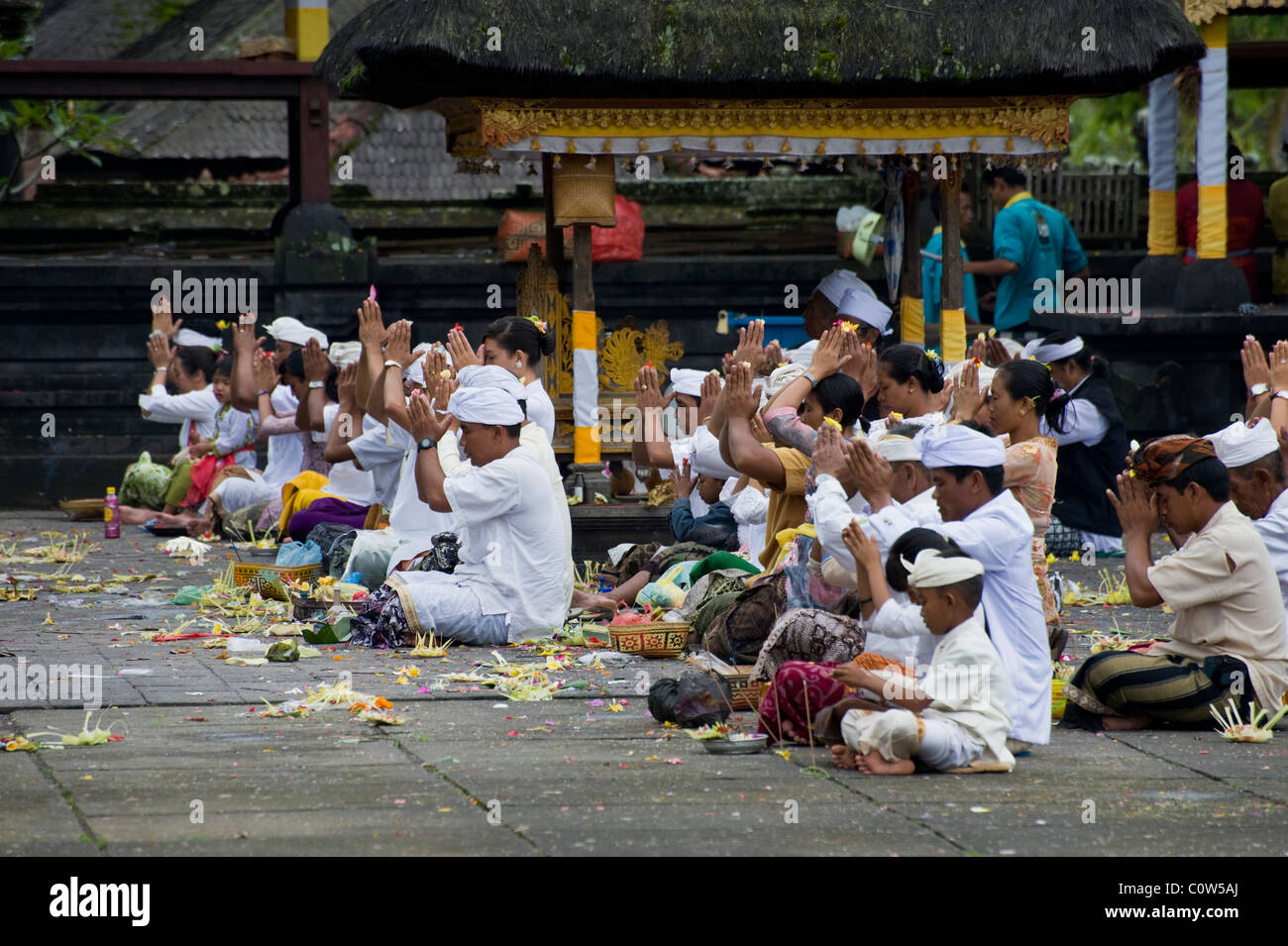 Hindu worshipers come to pray at the most important temple in Bali ...