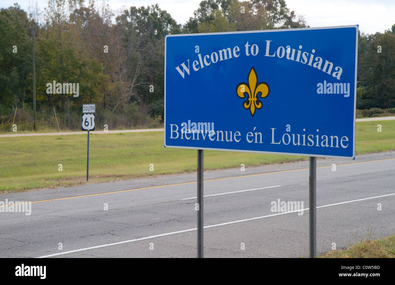 Welcome to Louisiana road sign at the Mississippi border along US Highway 61 Stock Photo - Alamy