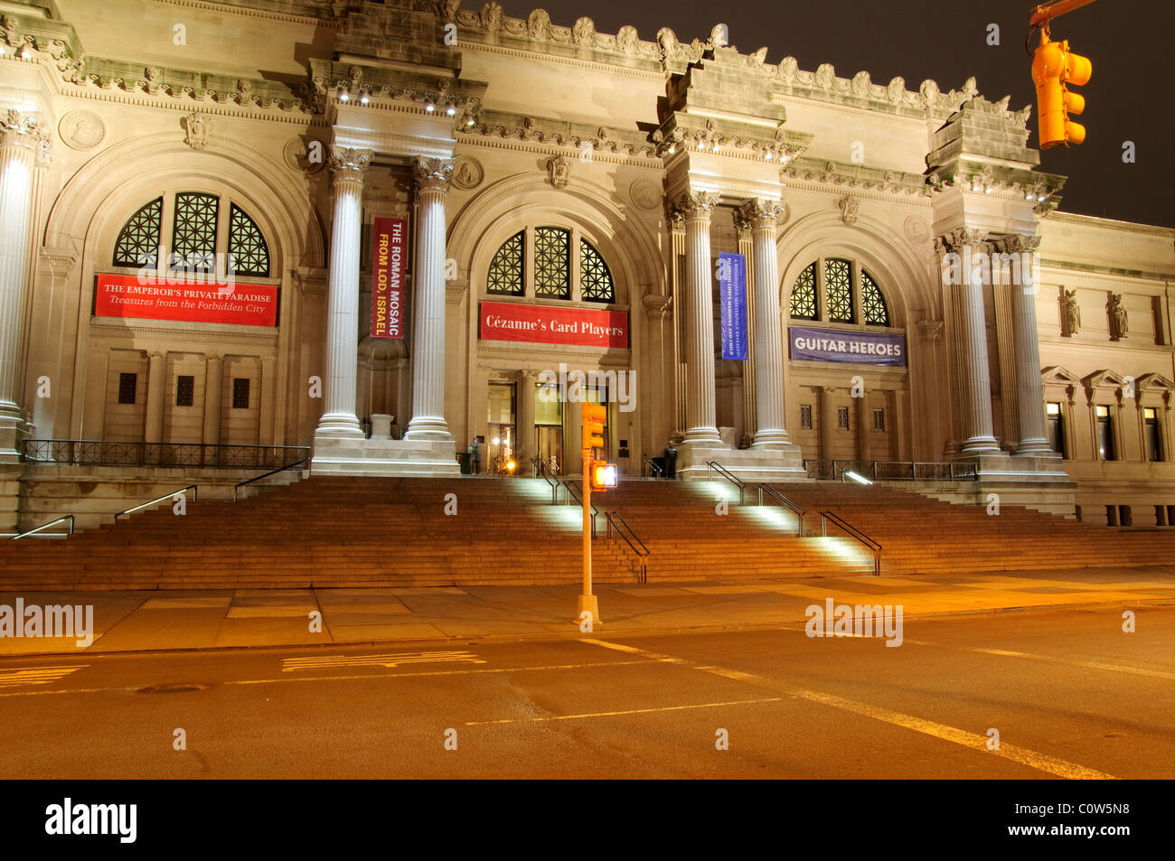 The met fifth avenue new york exterior hi-res stock photography and ...
