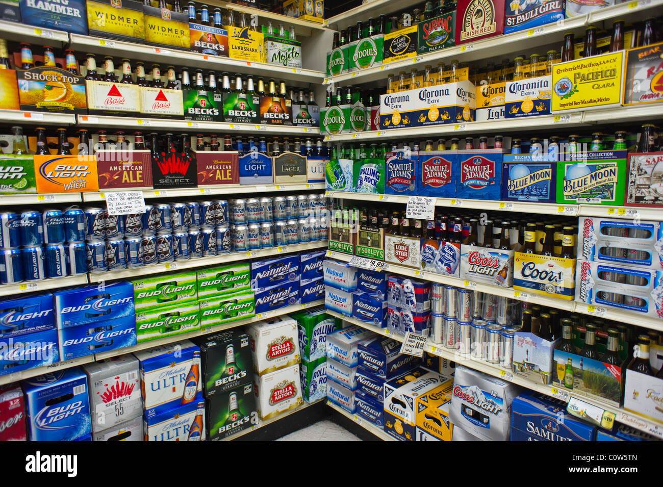 Crowded shelves supermarket hi-res stock photography and images - Alamy