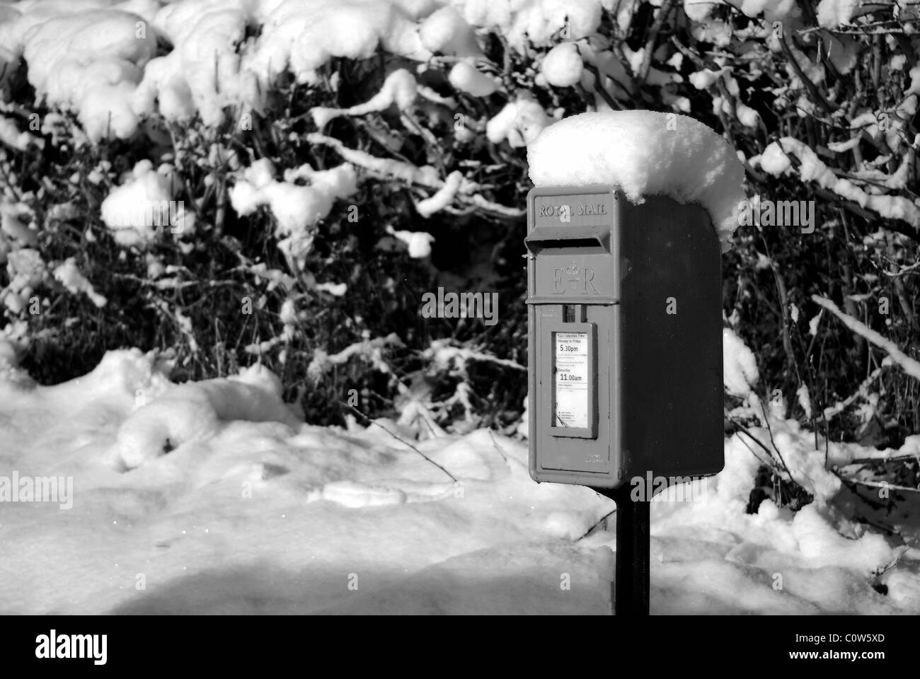 Royal mail postman winter hi-res stock photography and images - Alamy