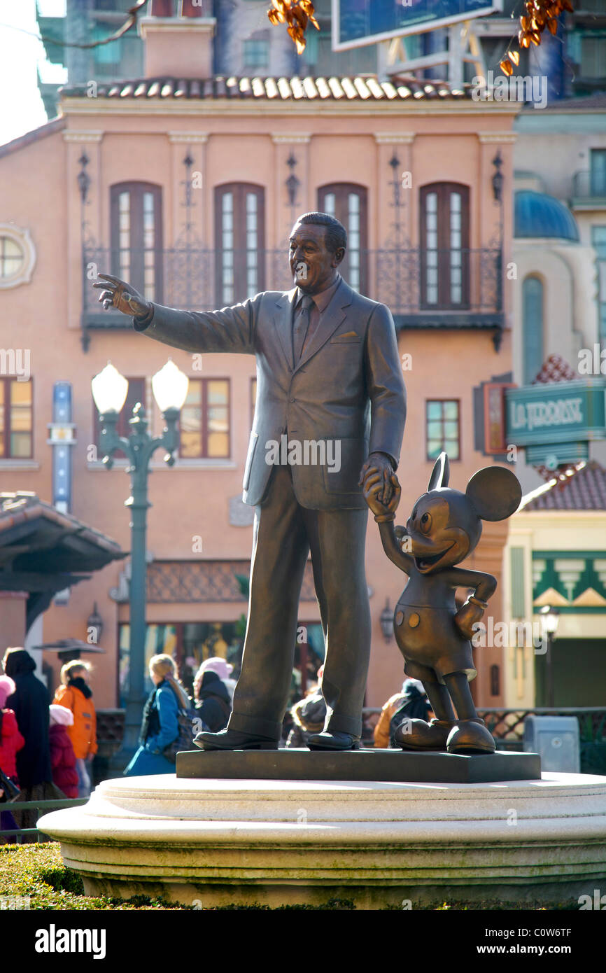 Statue of Walt Disney and Mickey Mouse at Walt Disney Studios theme ...