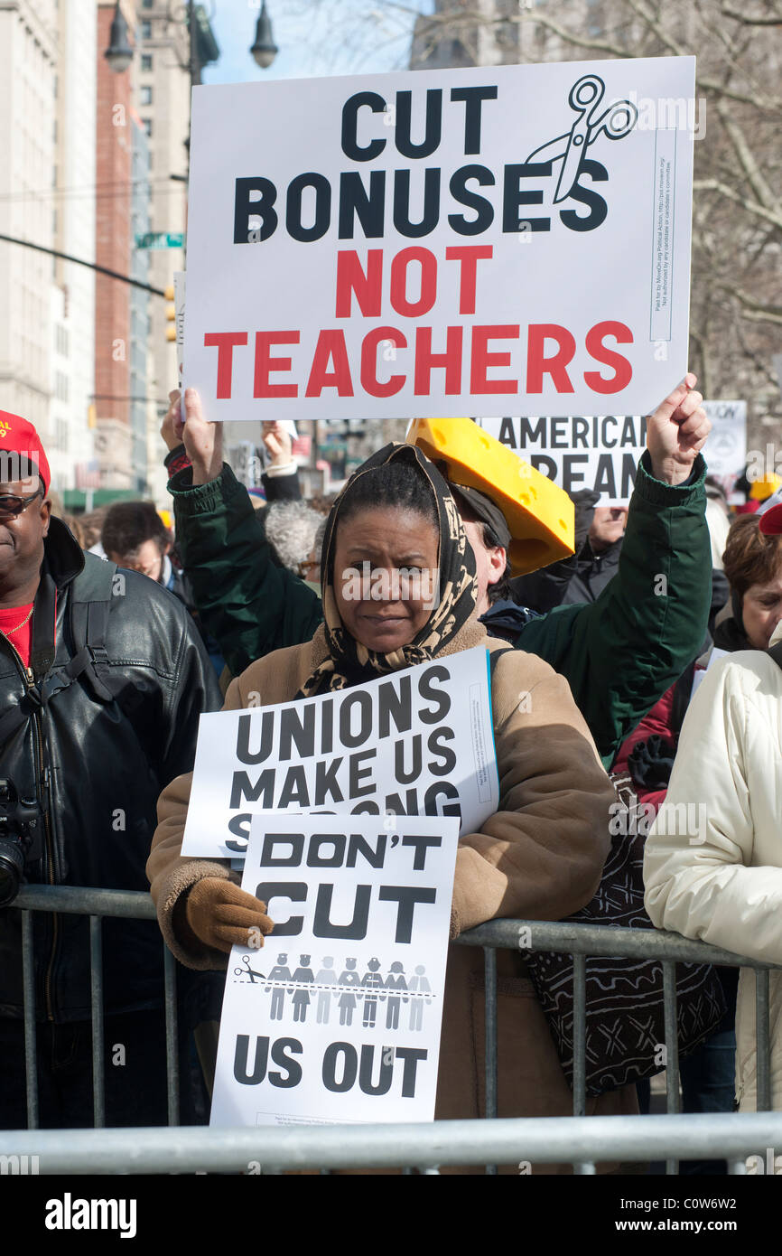 Government workers and supporters rally in New York supporting workers ...