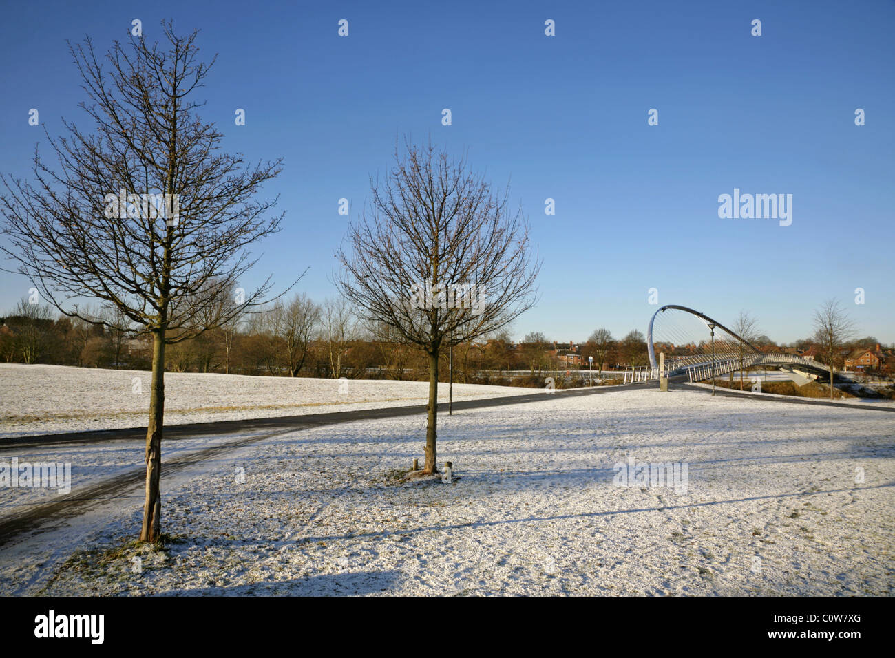 York millennium bridge over river hi-res stock photography and images ...