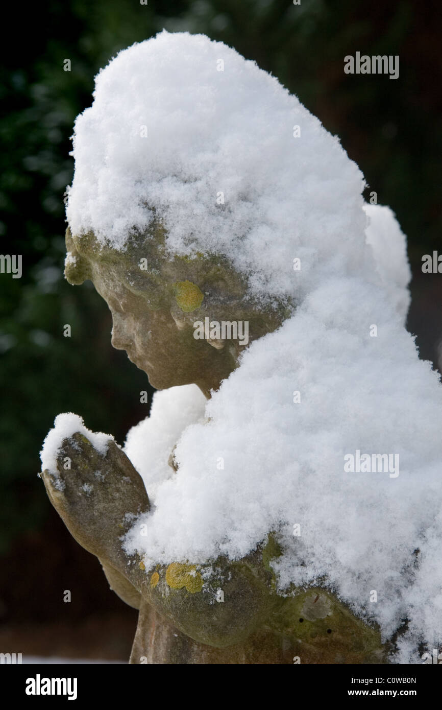 Statue in winter in cemetery hi-res stock photography and images - Alamy