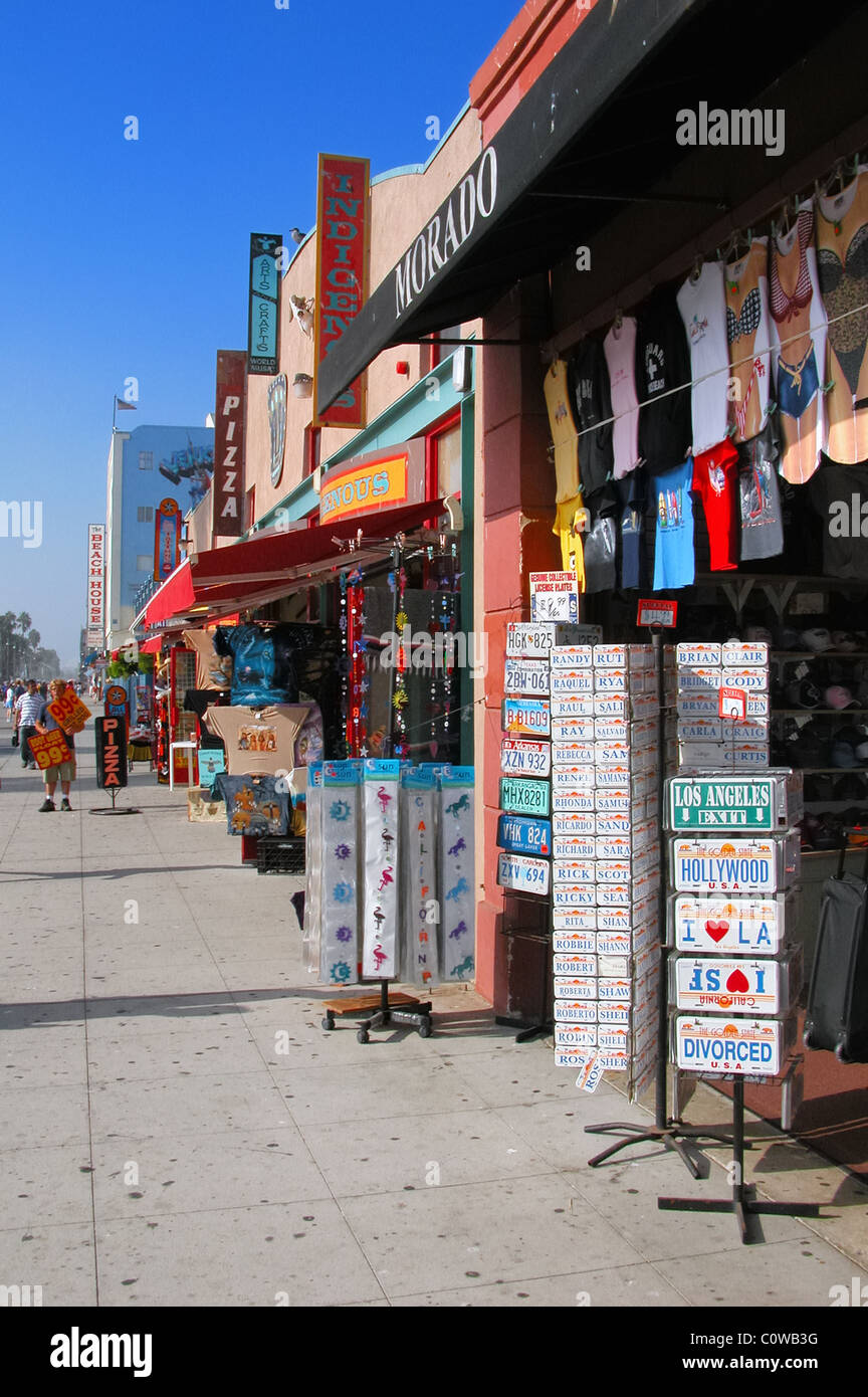 Stores and shops along the beach promenade in Venice Beach, Los Angeles ...