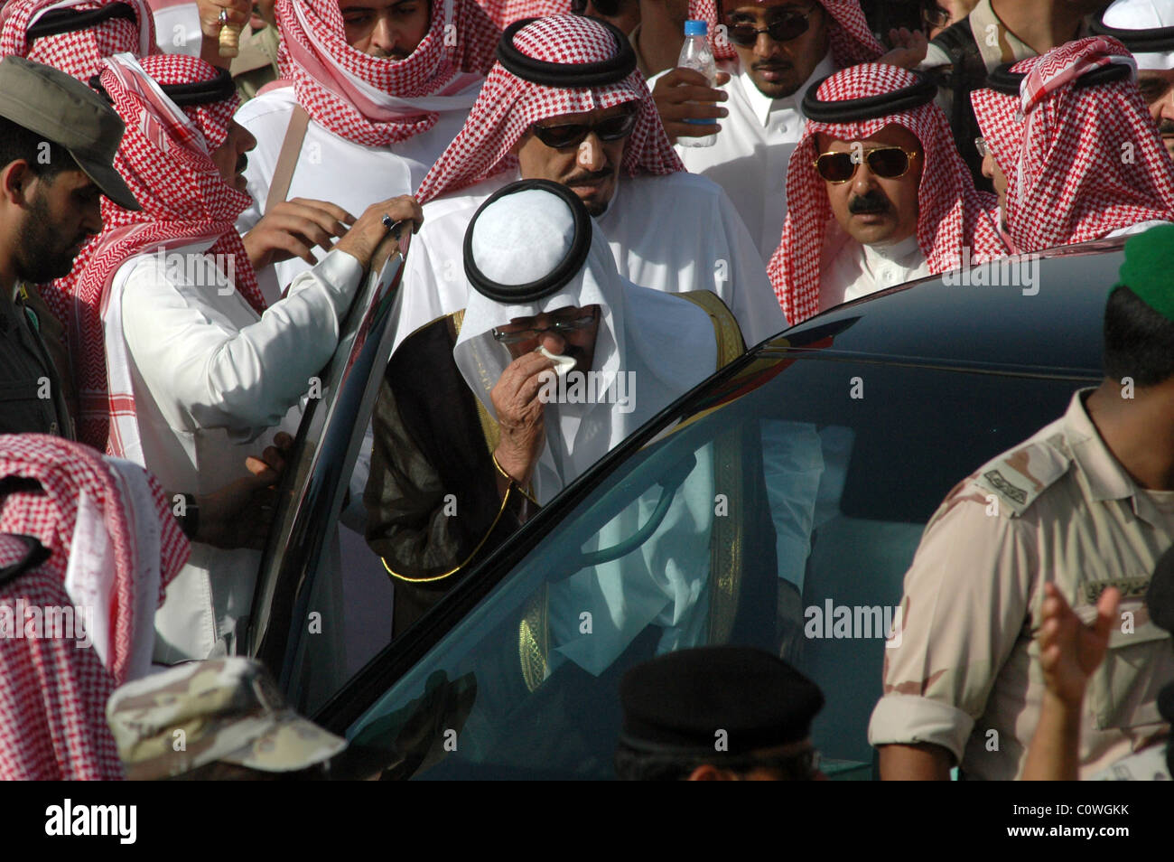 THE NEWLY CROWNED Saudi KING ABDULLAH AFTER WITNESSING THE BURIAL OF ...