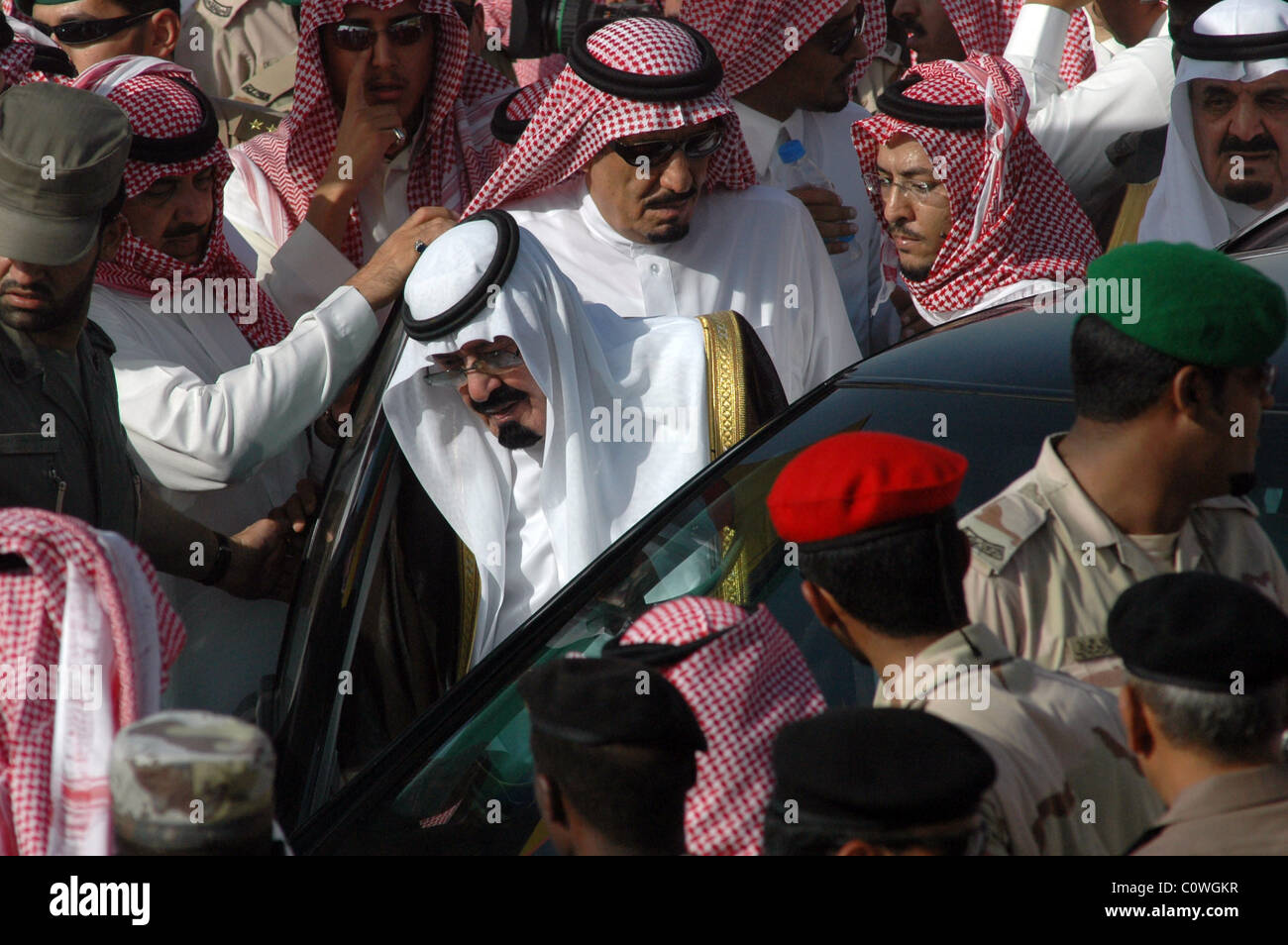 THE NEWLY CROWNED Saudi KING ABDULLAH AFTER WITNESSING THE BURIAL OF ...