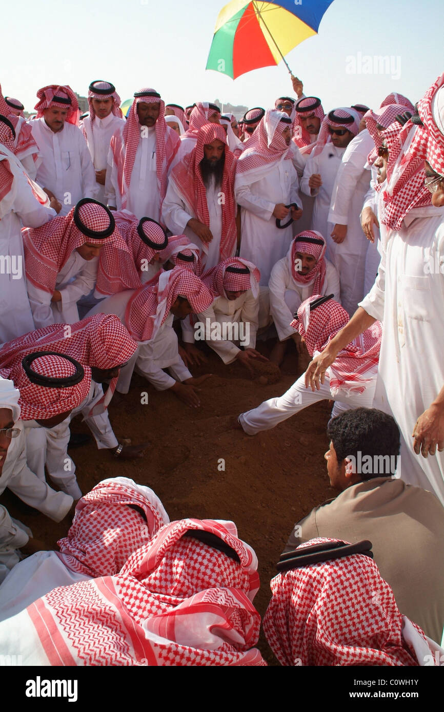 THE BODY OF KING FAHD, WHO DIED AUGUST 1, IS INTERRED AT A SIMPLE ...
