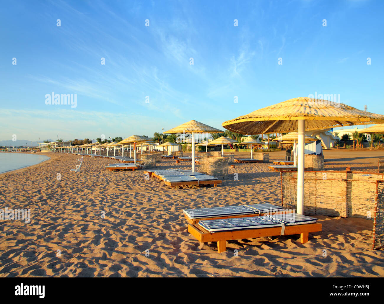 Empty sandy beach landscape hi-res stock photography and images - Alamy