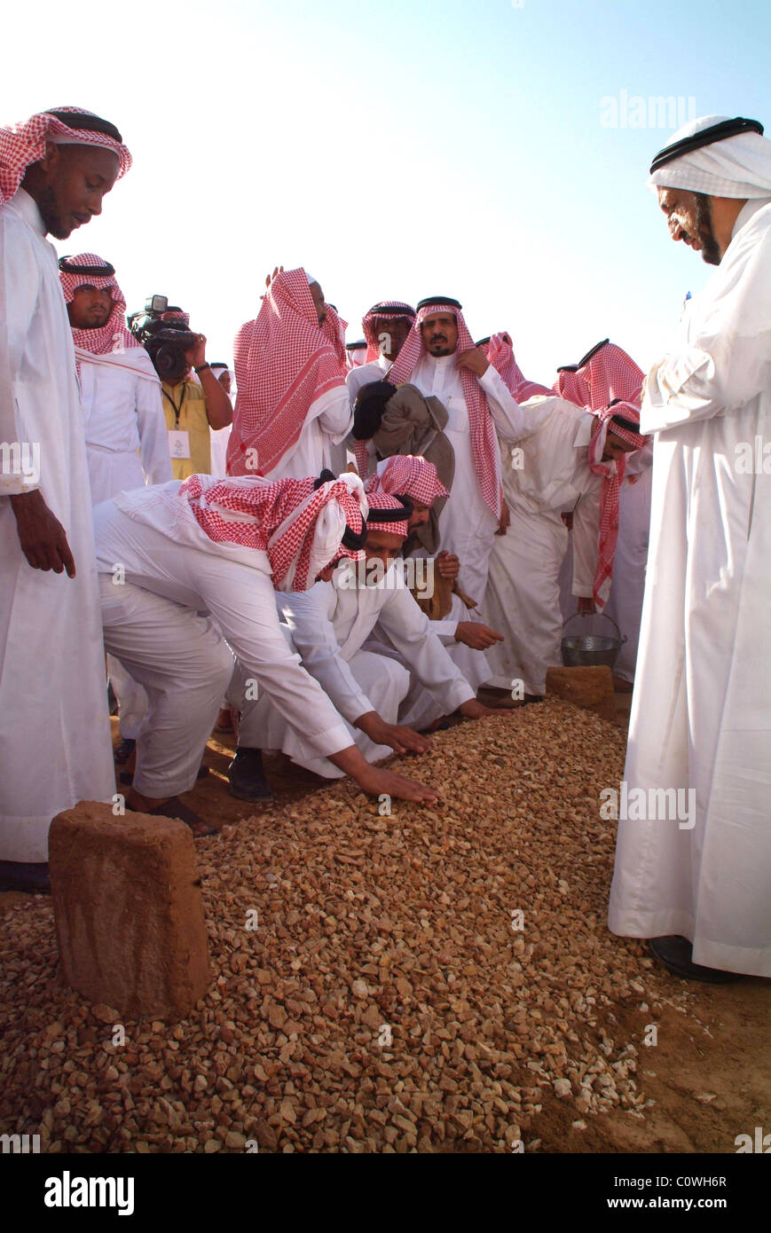 THE BODY OF KING FAHD, WHO DIED AUGUST 1, IS INTERRED AT A SIMPLE ...