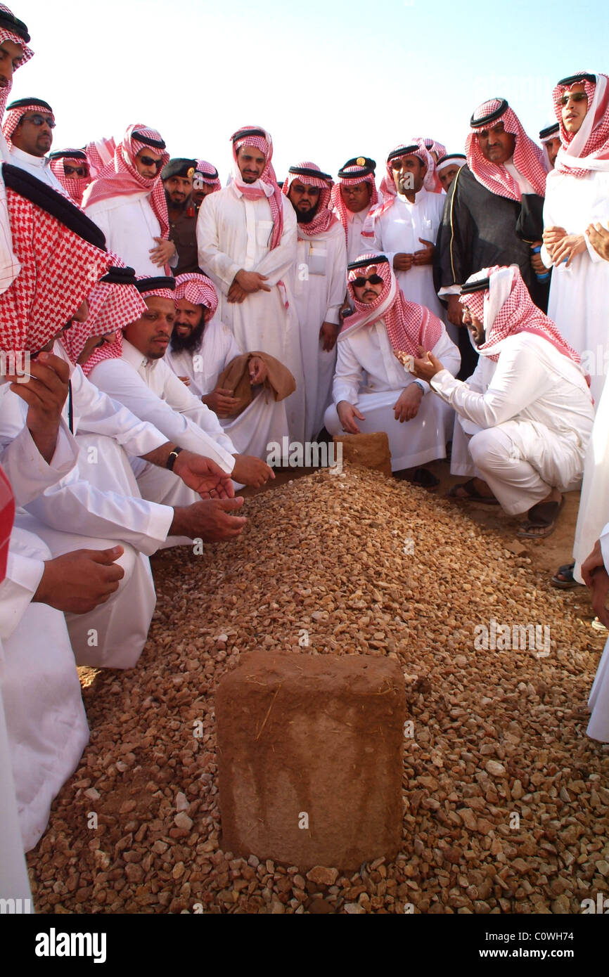 THE BODY OF KING FAHD, WHO DIED AUGUST 1, IS INTERRED AT A SIMPLE ...