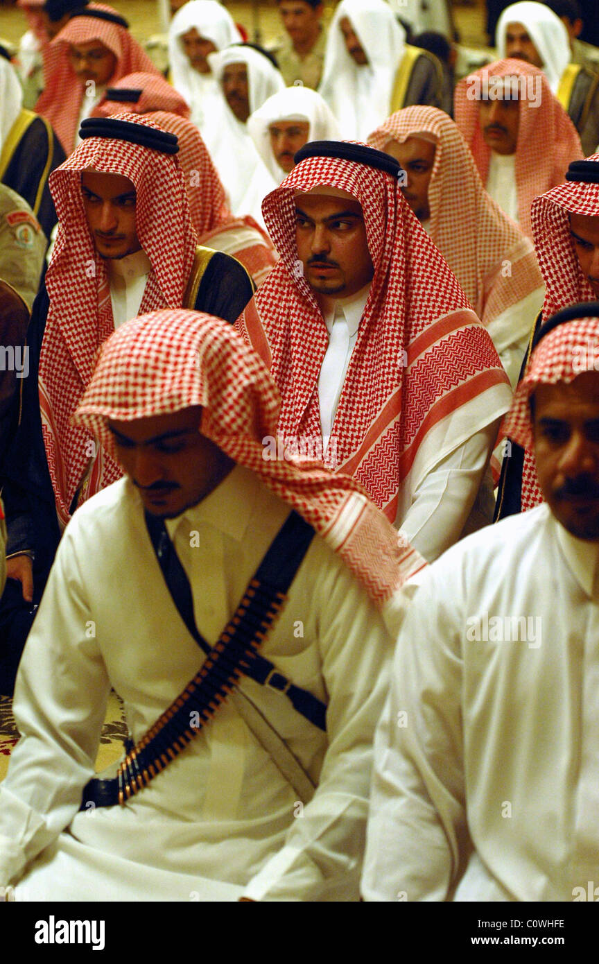 Muslim soldiers praying hi-res stock photography and images - Alamy