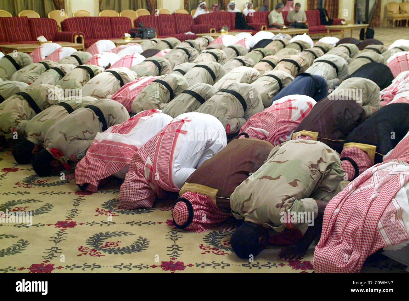 Muslim soldiers praying hi-res stock photography and images - Alamy