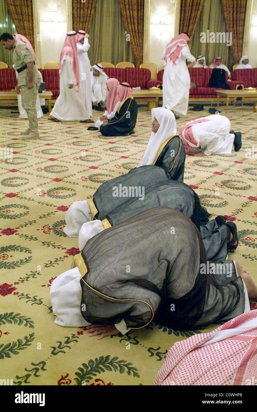 Muslim soldiers praying hi-res stock photography and images - Alamy
