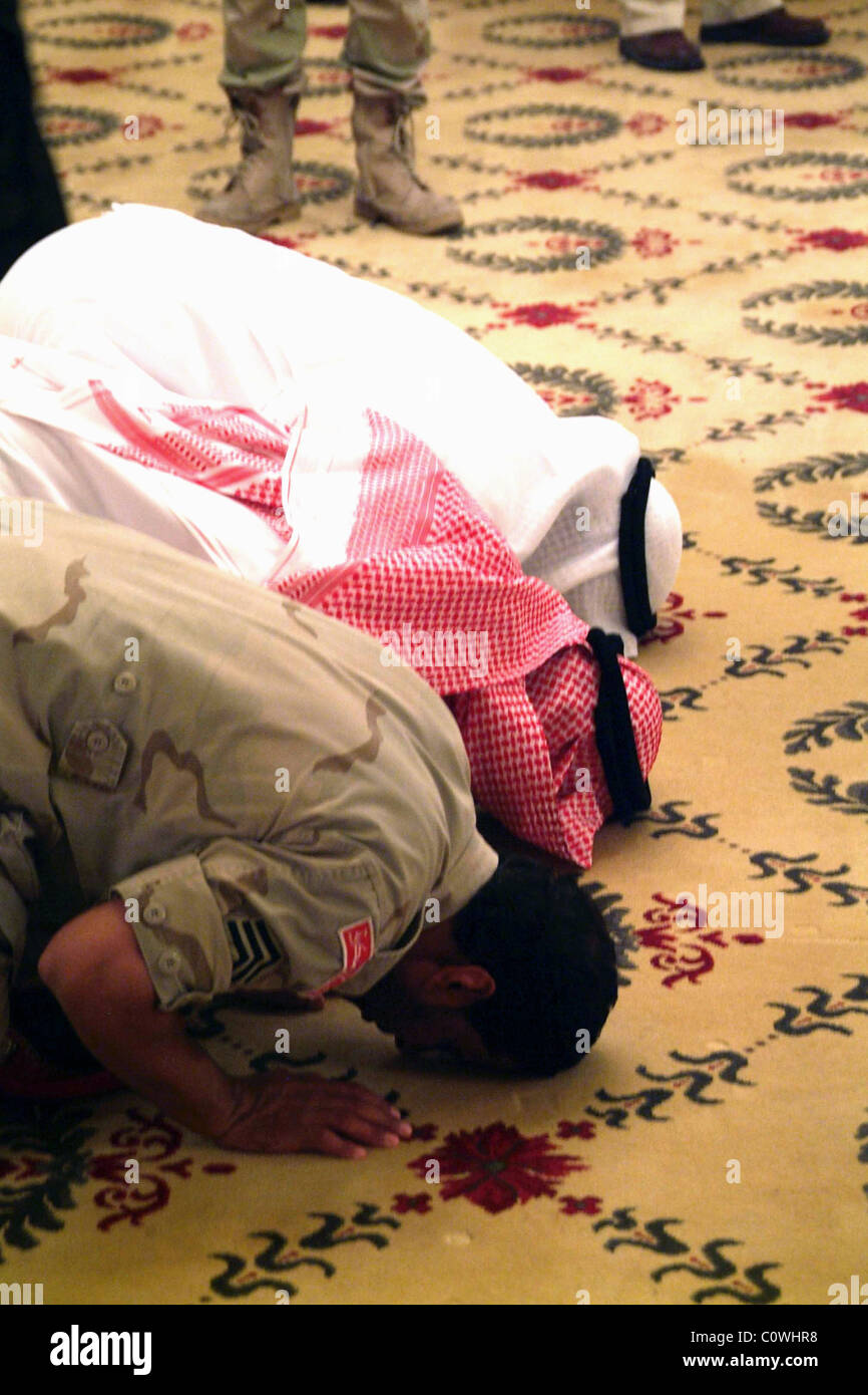 Muslim soldiers praying hi-res stock photography and images - Alamy