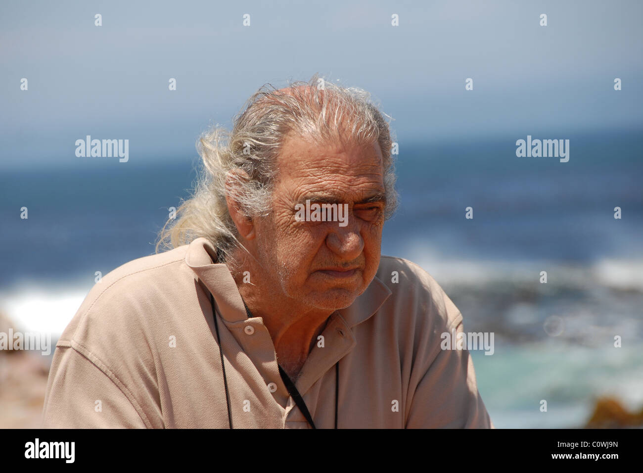 Old man staring at sea hi-res stock photography and images - Alamy
