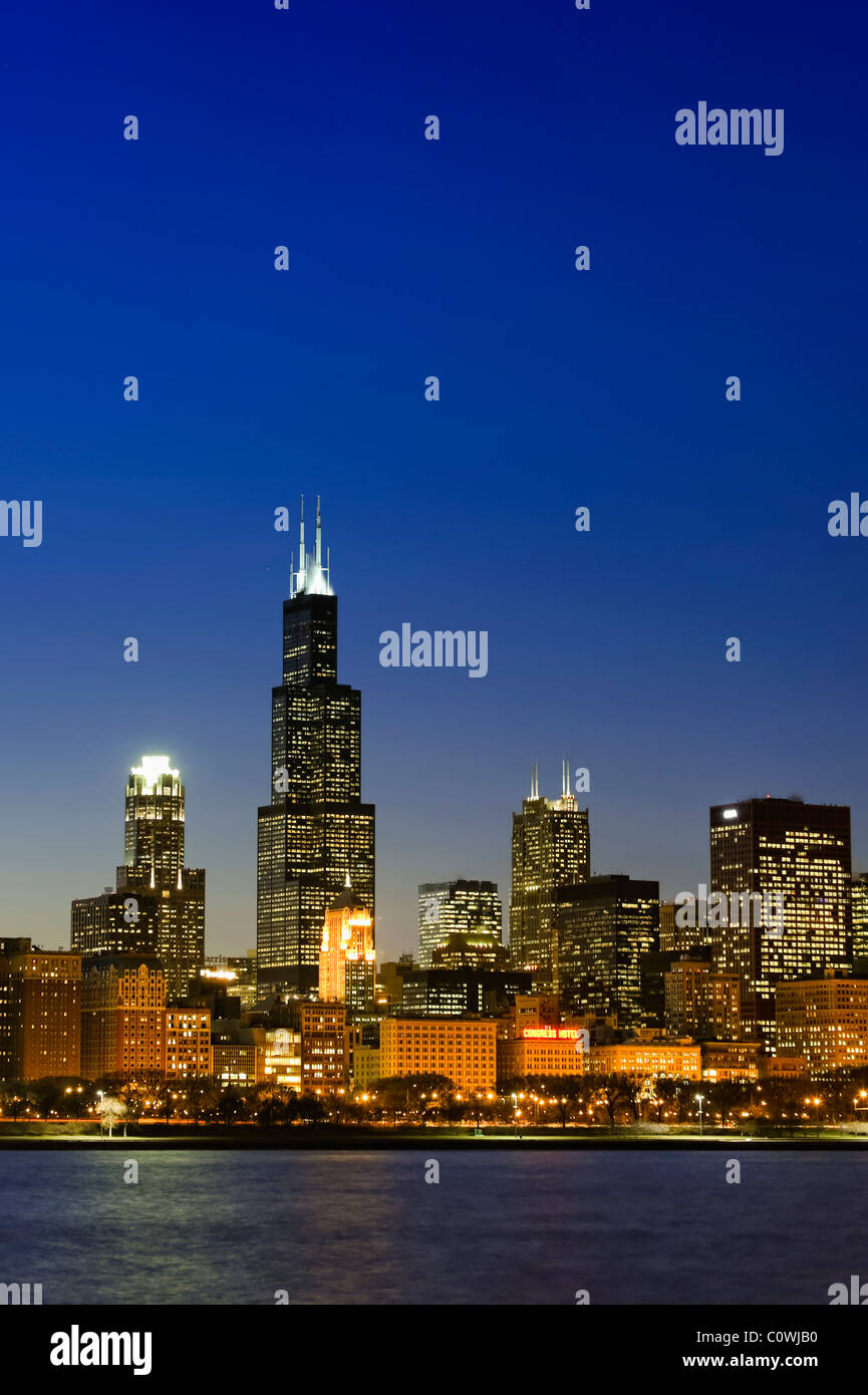 The Sears Tower and Downtown Chicago Skyline at dusk, Chicago, Illinois ...