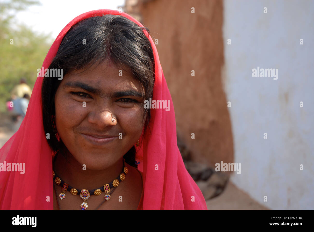 Hindu woman red dot bindi hi-res stock photography and images - Alamy