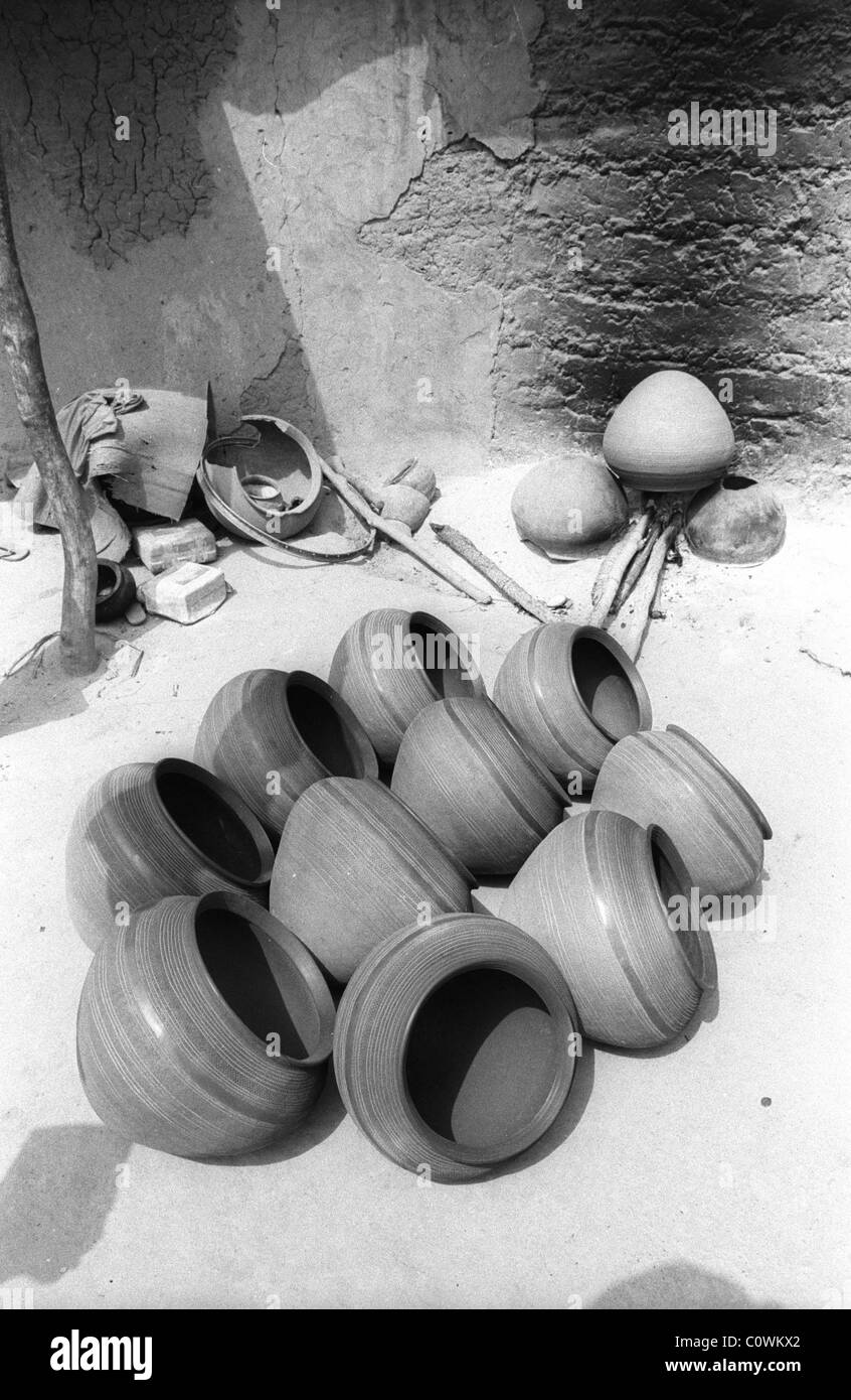 Firing clay pots africa hi-res stock photography and images - Alamy