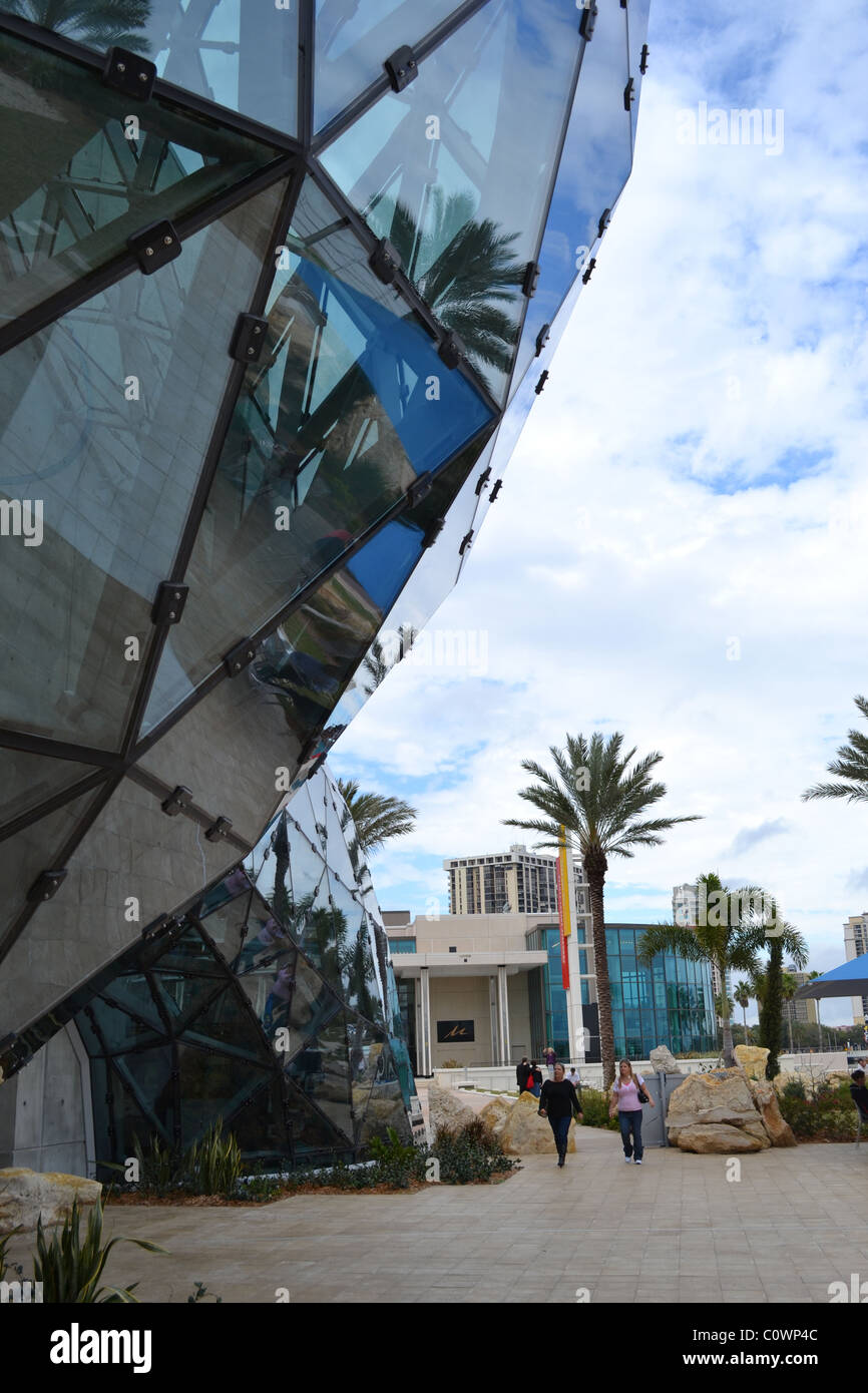 Freeform hi-res stock photography and images - Alamy