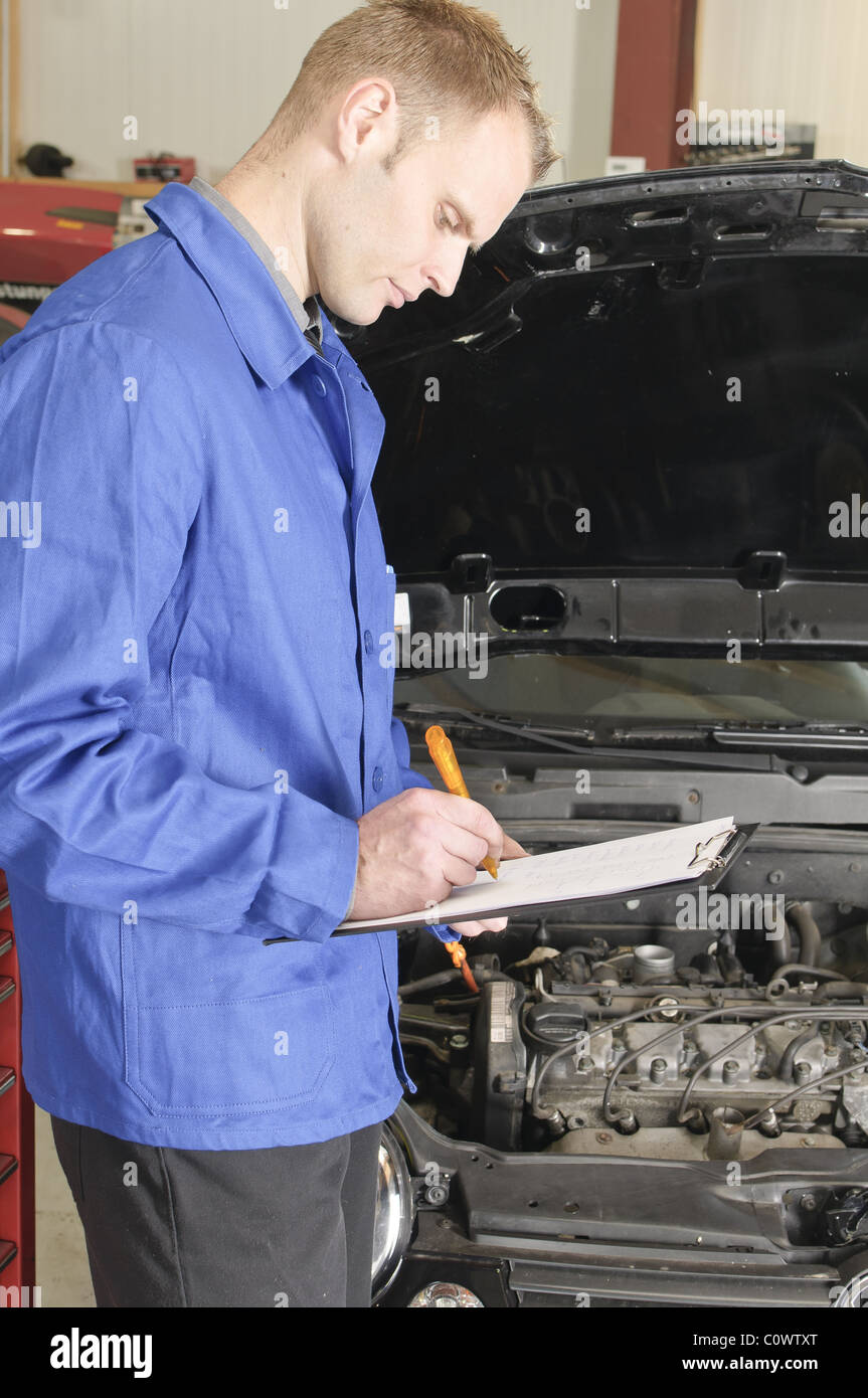 master mechanic check a car Stock Photo - Alamy