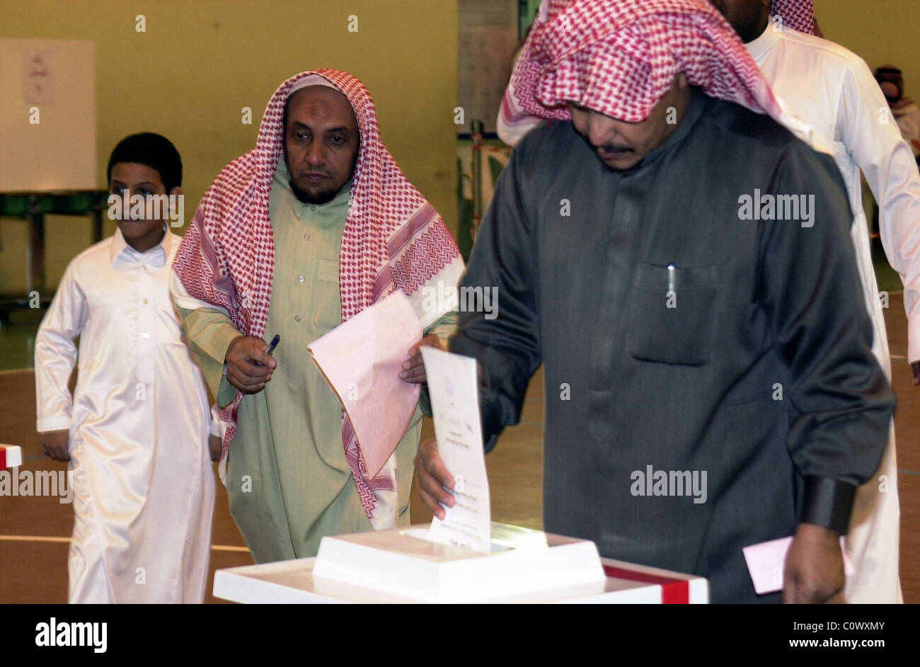 Riyadh, Saudi Arabia -- 10 February 2005 -- A voter puts his ballot in ...