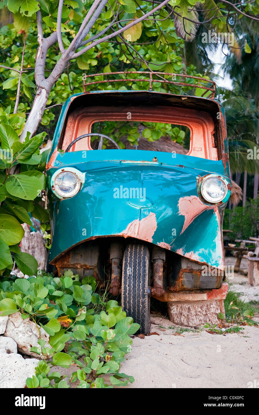 Old rusty Tuk Tuk (traditional taxi), Hat Khlang Khong (Khlang Khong ...