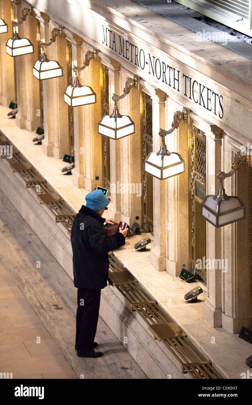 Grand central station ticket booth hi-res stock photography and images ...