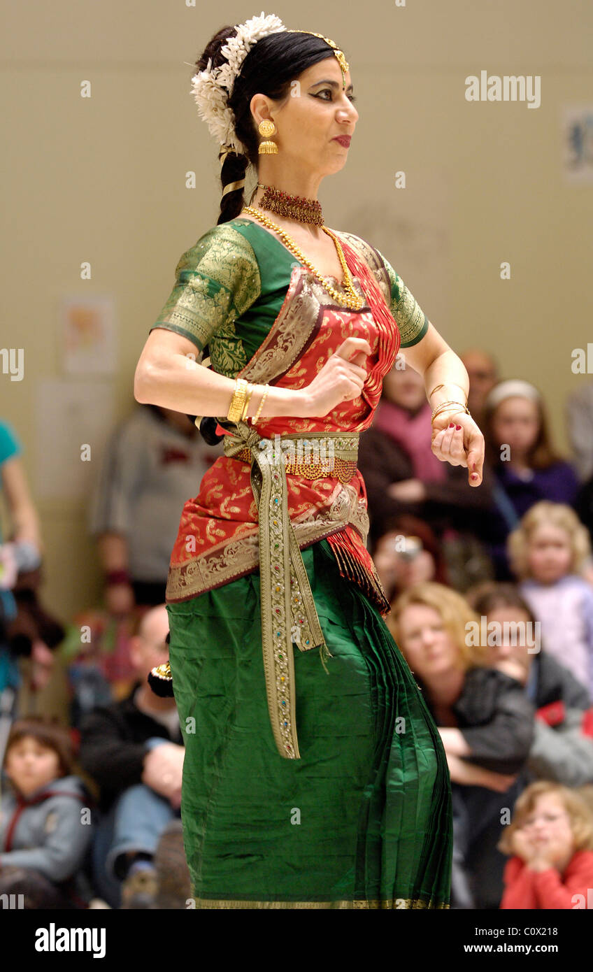 Indian dancers hi-res stock photography and images - Alamy