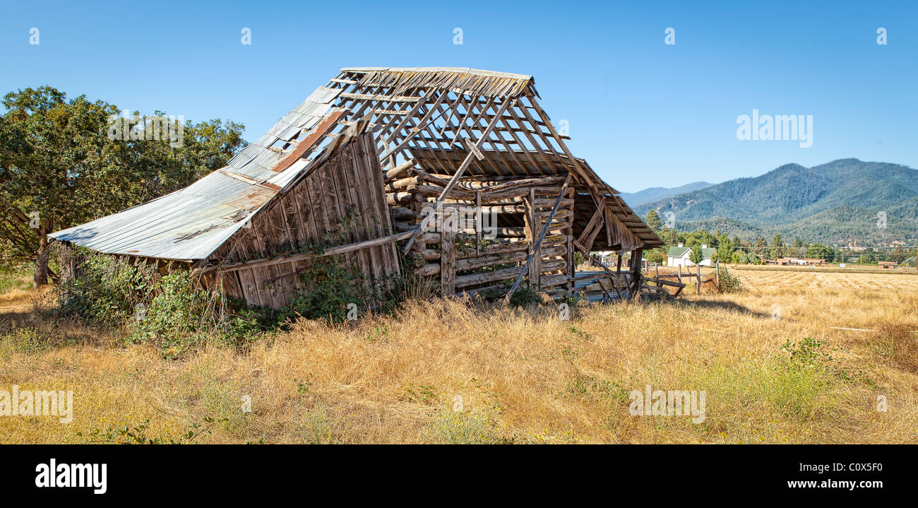 Wooden barn dilapidated hi-res stock photography and images - Alamy