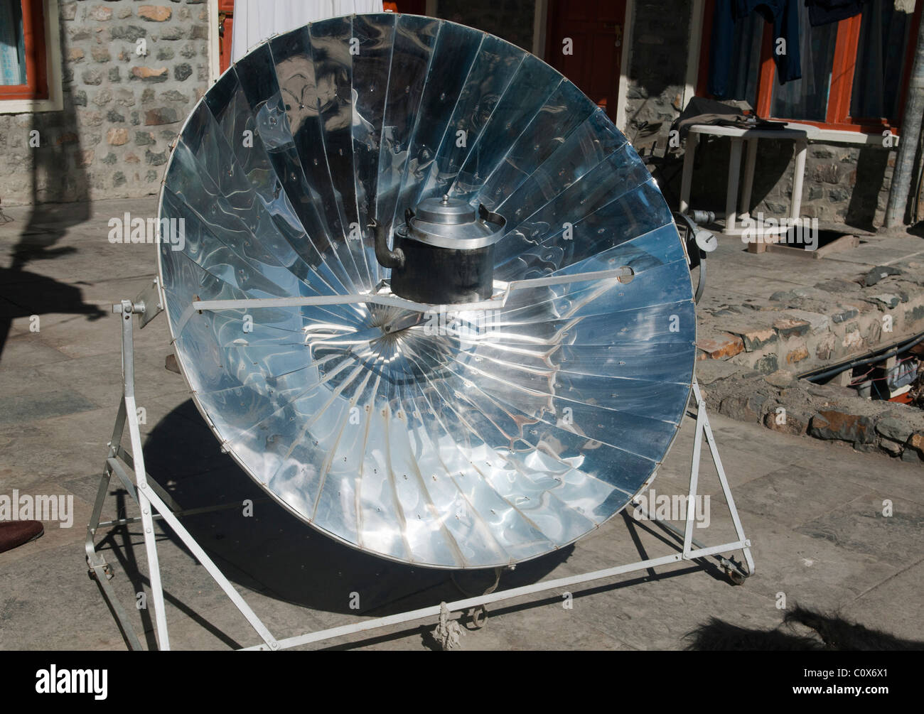 Solar cooker hi-res stock photography and images - Alamy