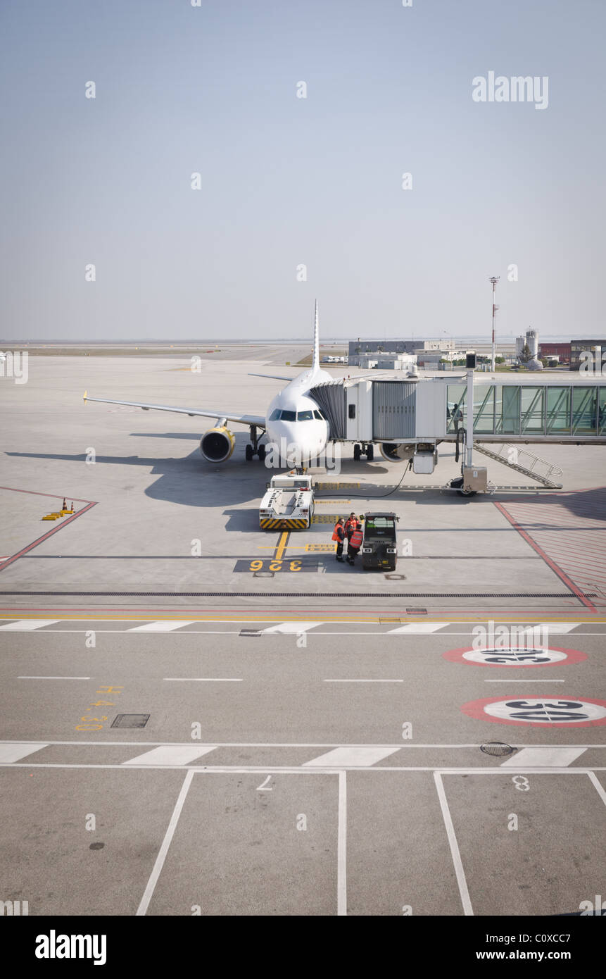 plane being boarded at airport Stock Photo - Alamy