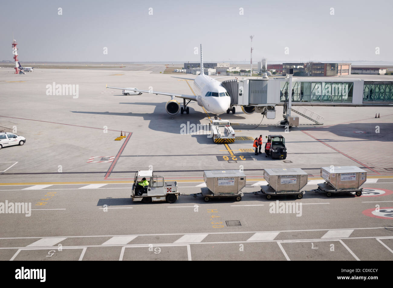 plane being boarded at airport Stock Photo - Alamy