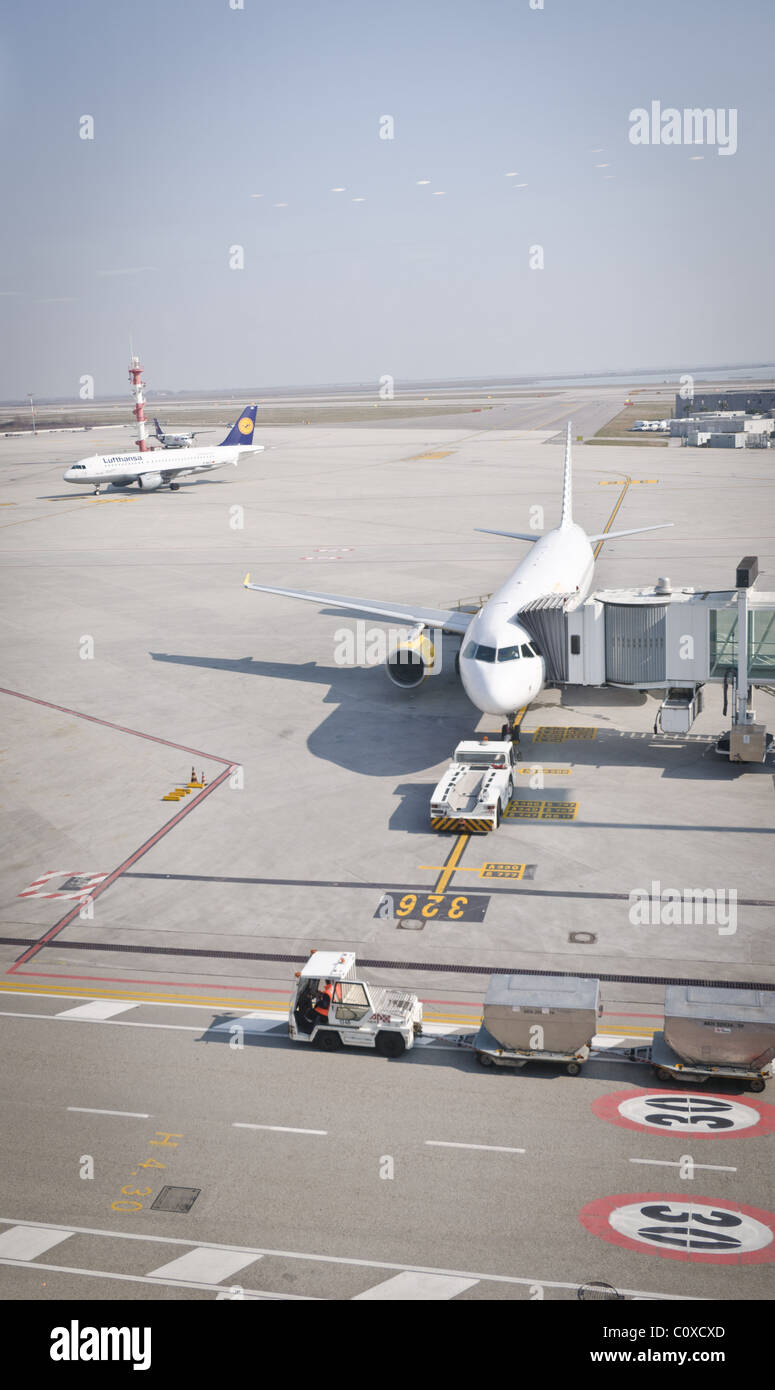 Plane docked at airport hi-res stock photography and images - Alamy