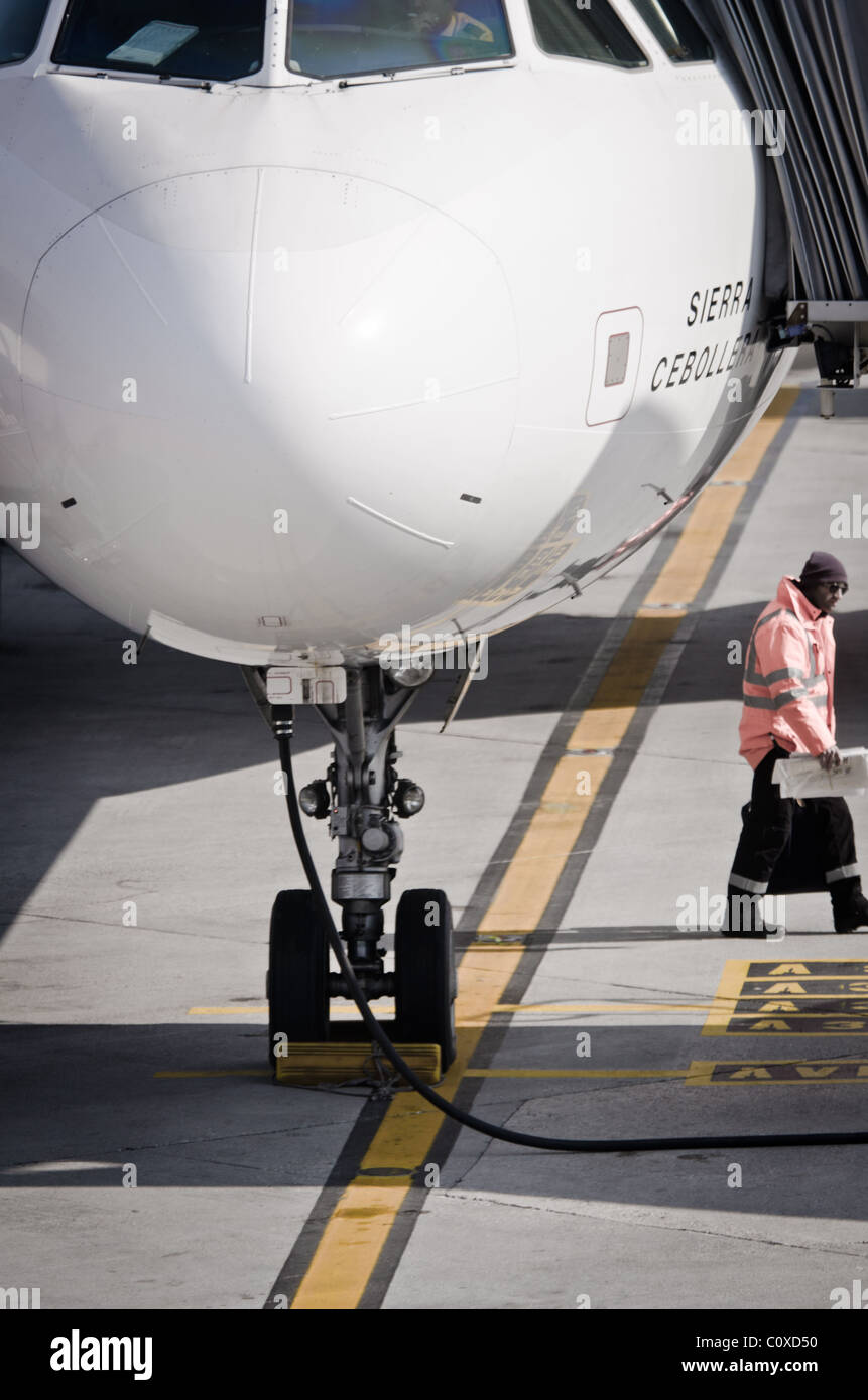 Plane being refueled Stock Photo - Alamy