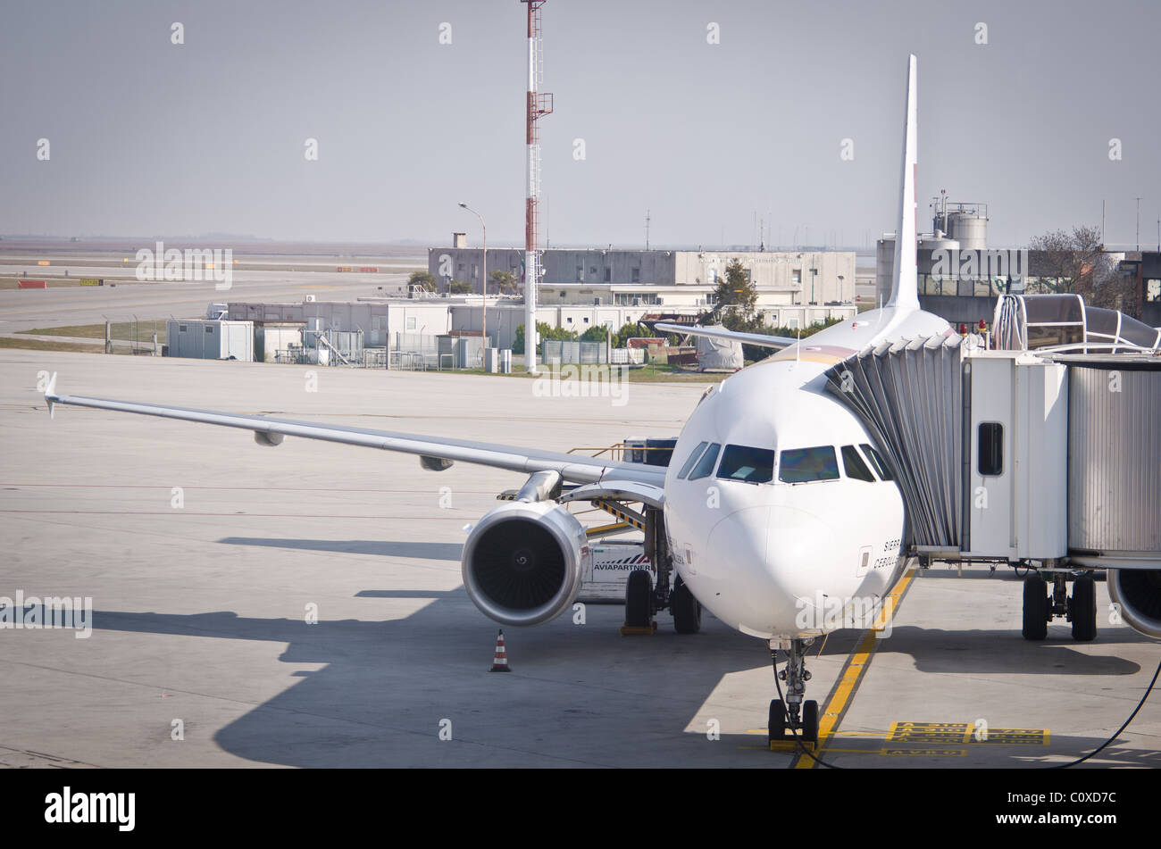 Plane in parking bay at airport Stock Photo - Alamy