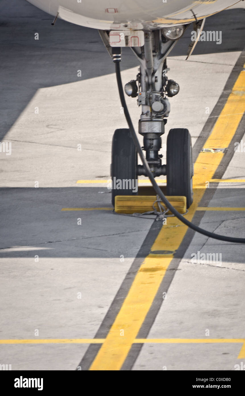 plane being fueled Stock Photo - Alamy